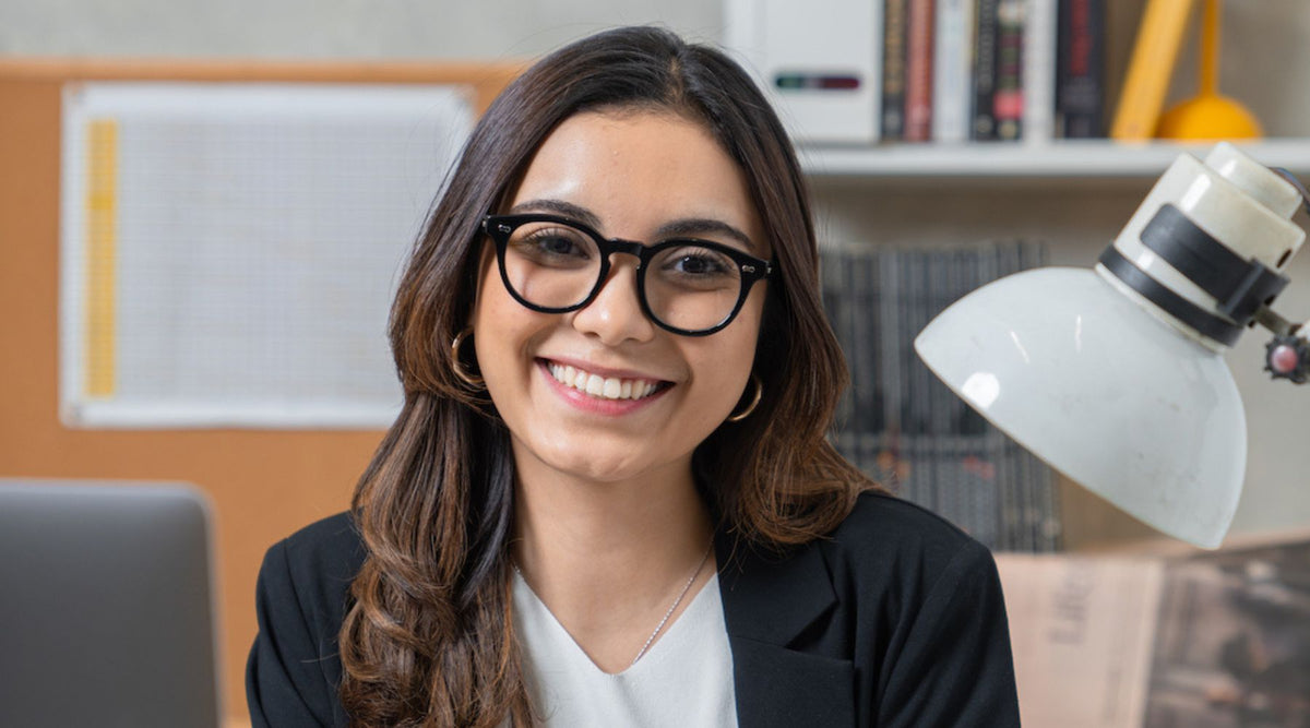 kacamata baca adalah